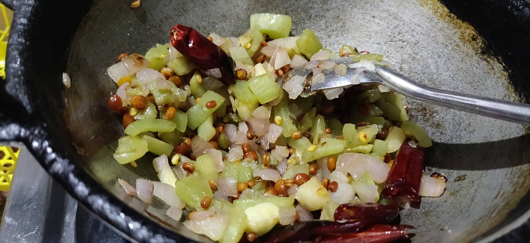 Pudalangai Chutney Recipe | Snake Gourd Chutney | Podalangai Thogayal ...