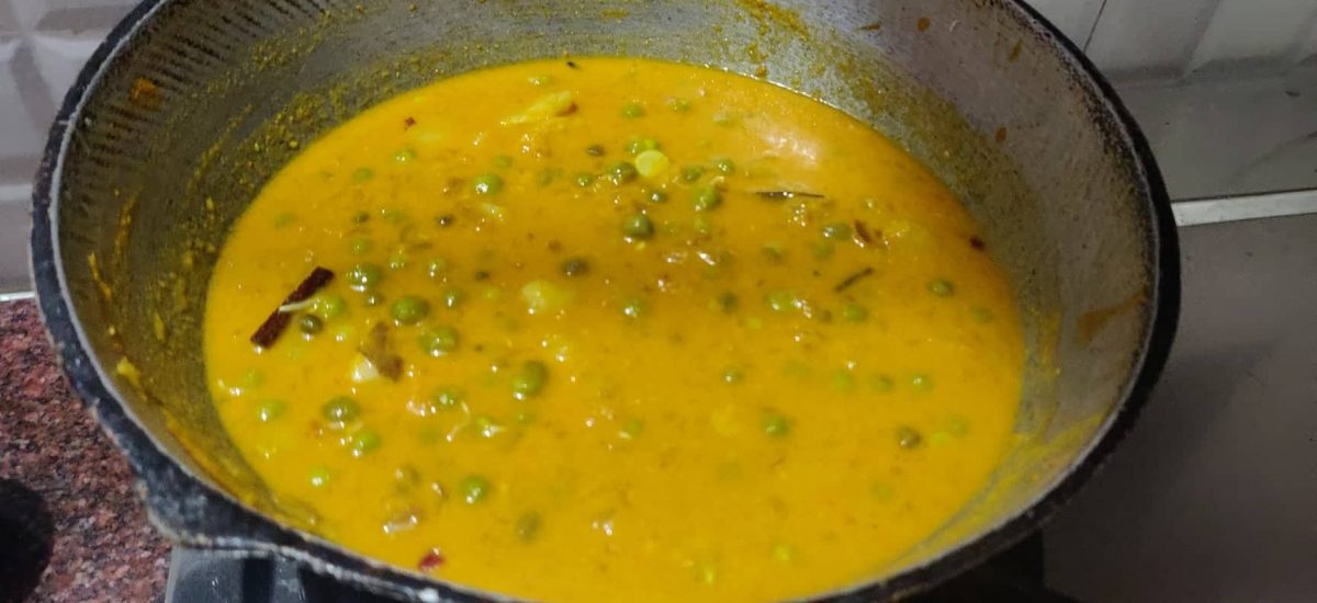Restaurant Style Aloo Matar Masala Recipe | Potato peas curry - Navirundu