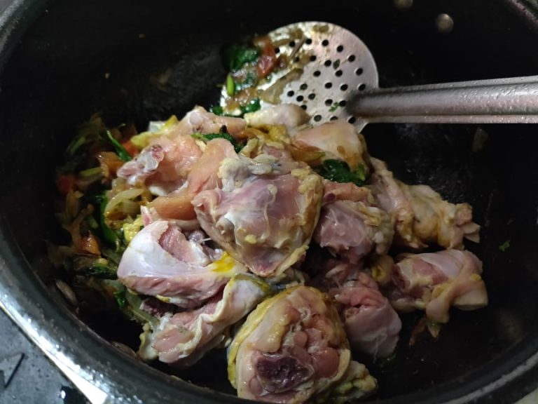 Nattu Kozhi Biryani Recipe | Country Chicken Biryani in pressure cooker ...