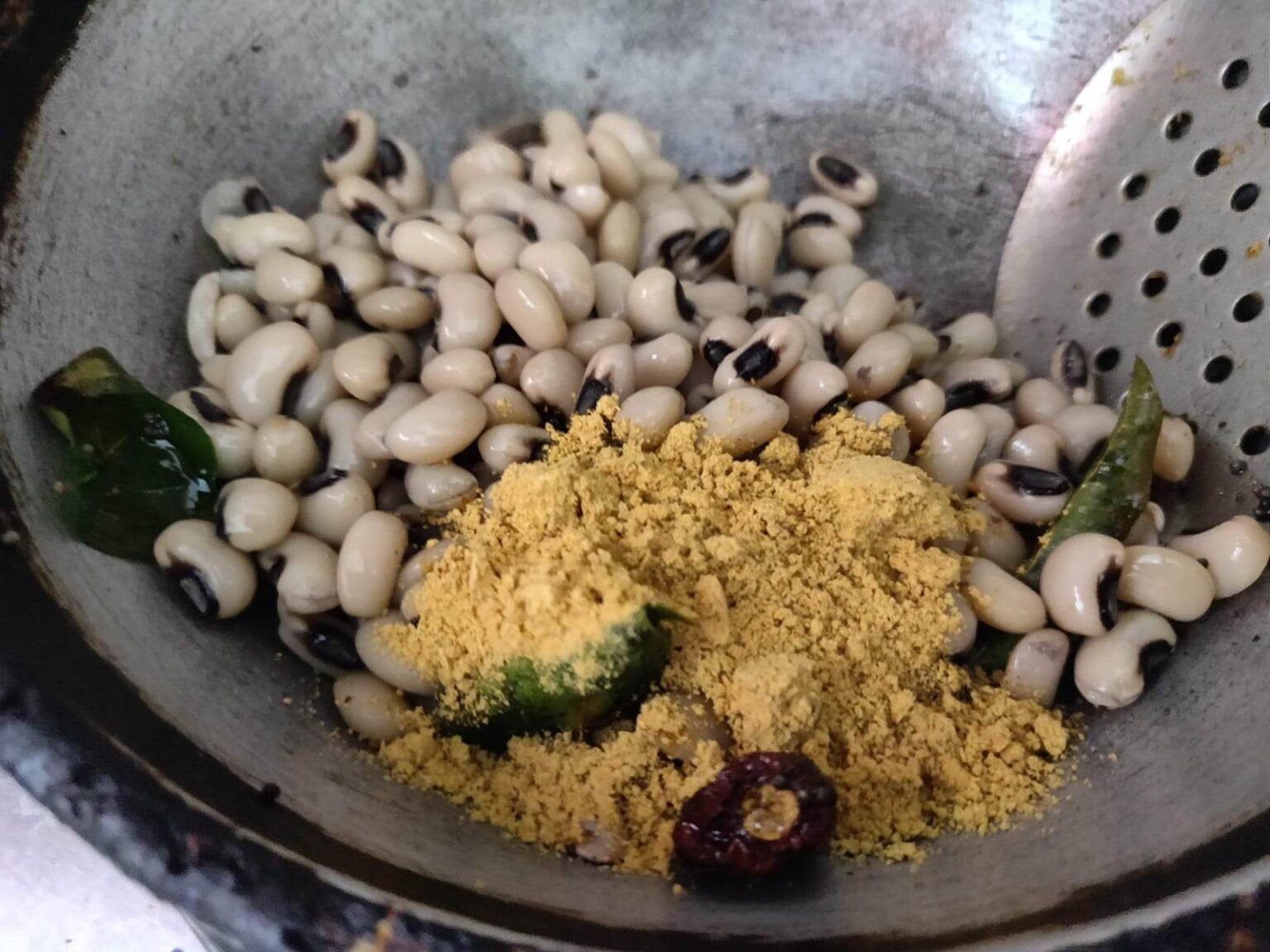 Cowpea Sundal | Lobia Sundal | Thatta Payiru Sundal Recipe - nams corner